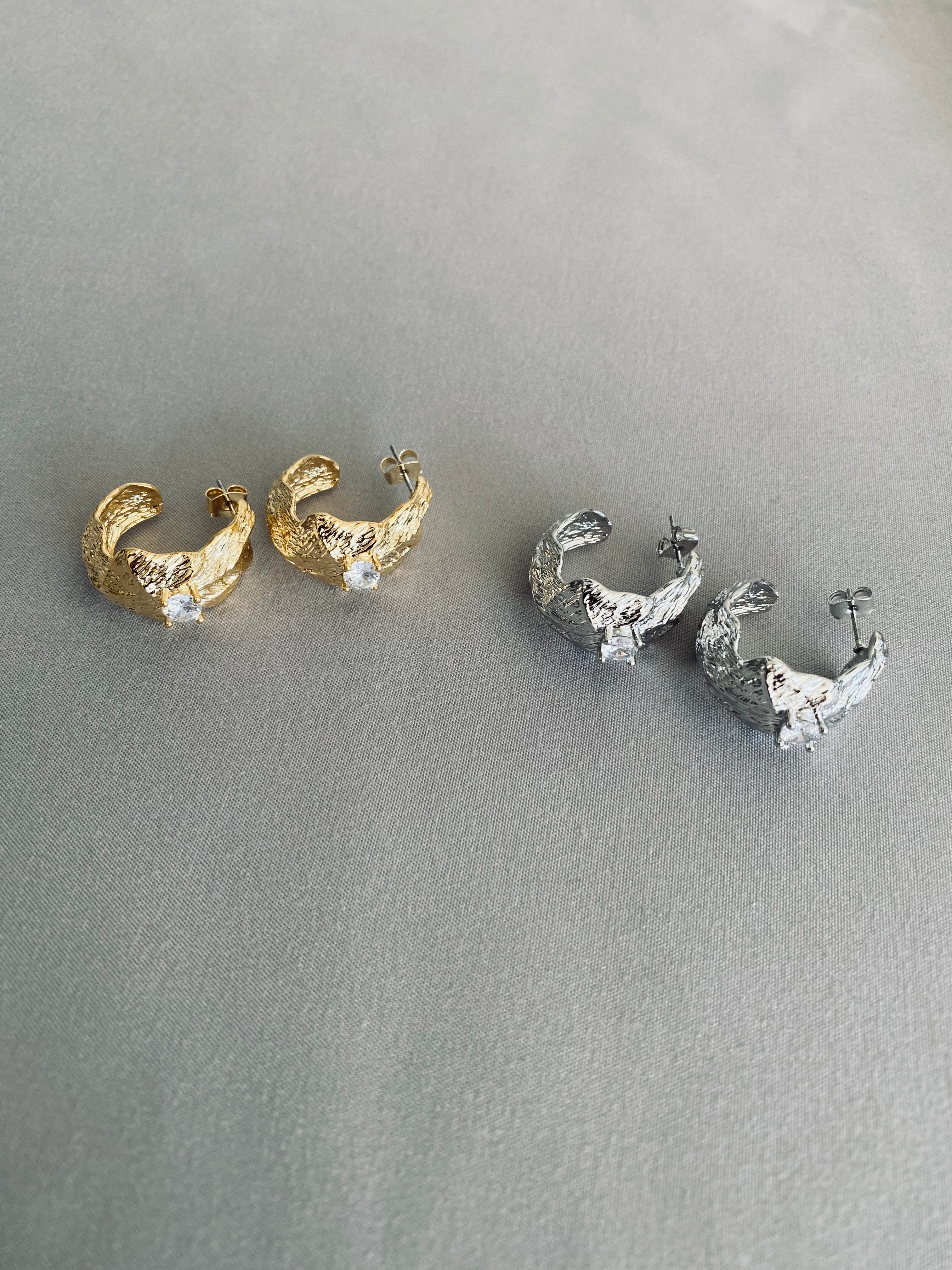 Aurora Sculpted Crescent Hoop Earrings (2 colours) – Lilio Jewelry